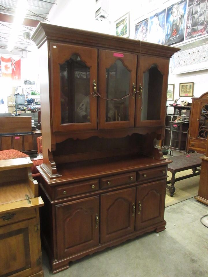 Colonial Style Vilas Maple Buffet and Hutch