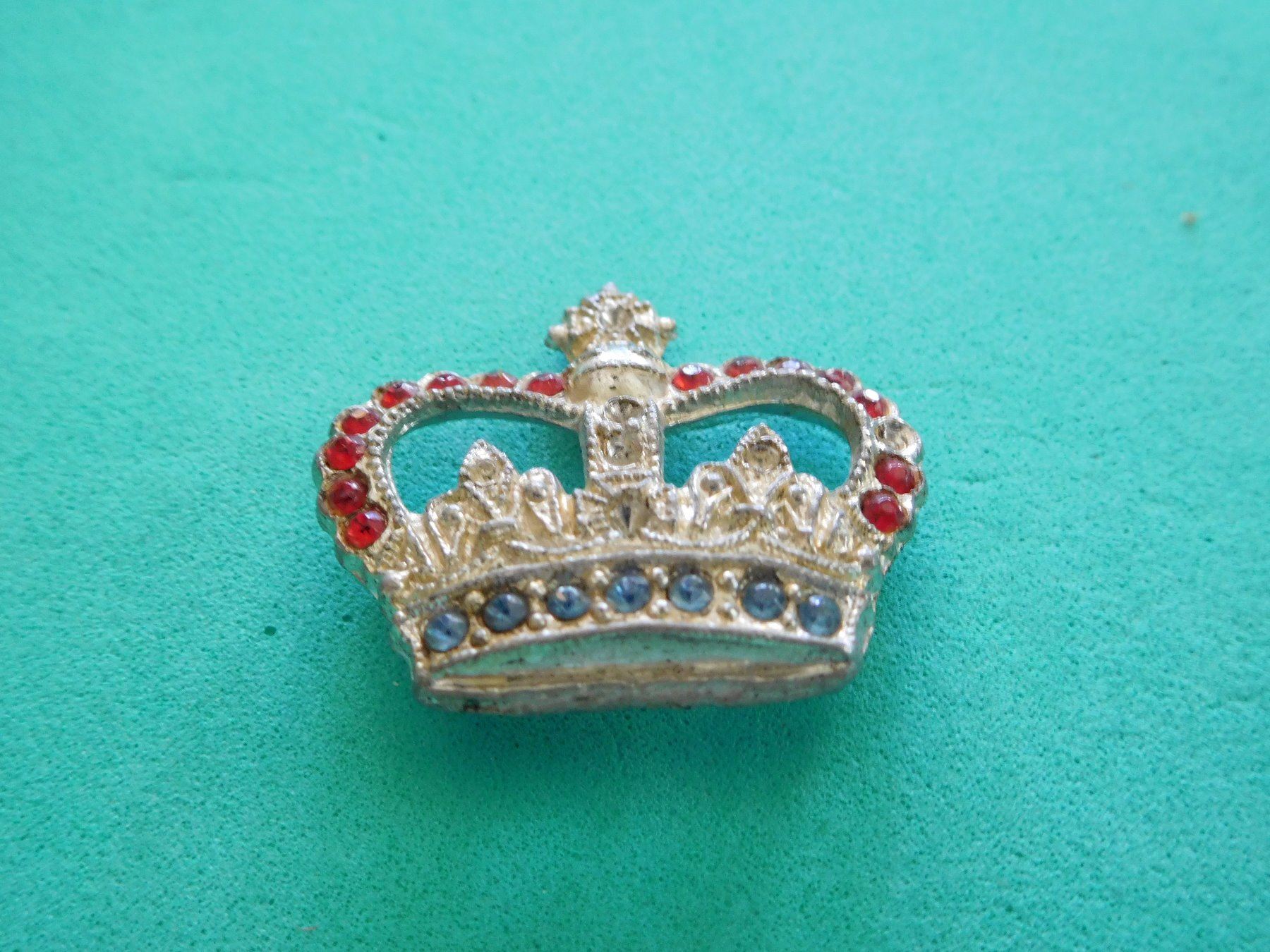 Jewelry Estate - Vintage Lot of 6 Royalty Crown Pins Various Colors ...