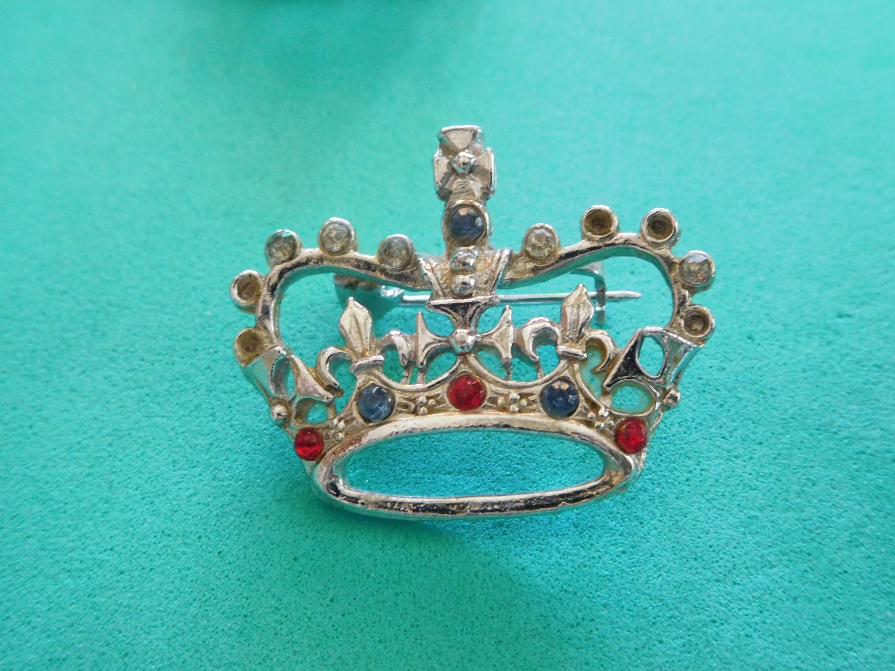 Jewelry Estate - Vintage Lot of 6 Royalty Crown Pins Various Colors ...