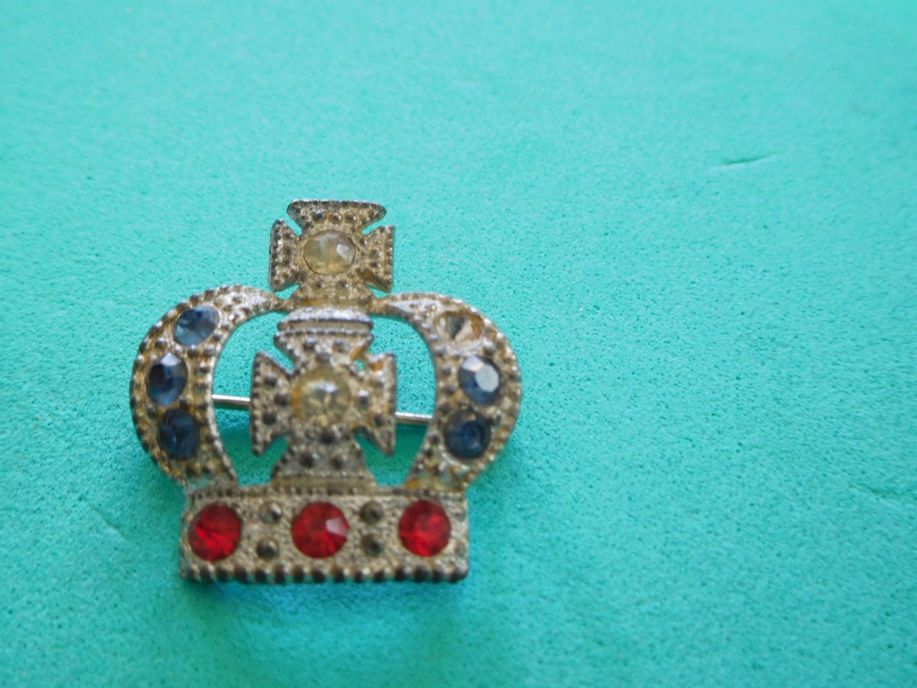 Jewelry Estate - Vintage Lot of 6 Royalty Crown Pins Various Colors ...