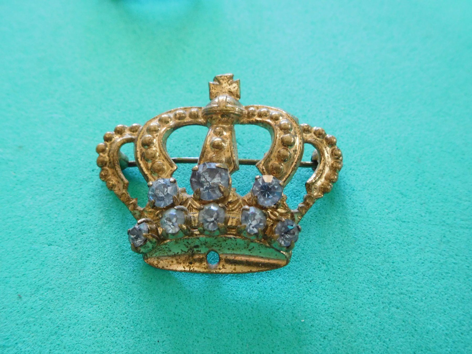 Jewelry Estate - Vintage Lot of 6 Royalty Crown Pins Various Colors ...