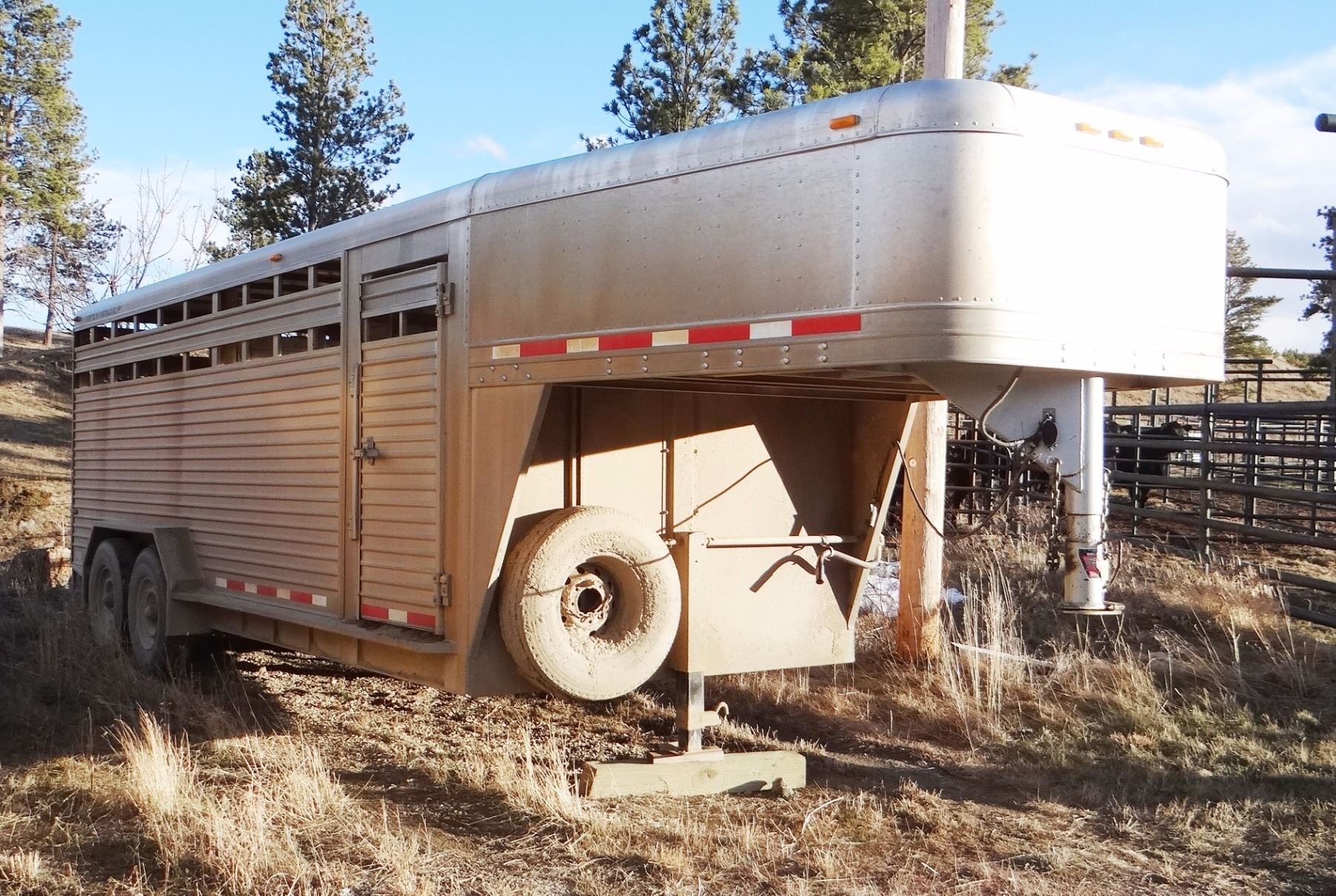 2000 Featherlite Model 8120 stock trailer, gn, alum., 7’ x 20’, tailgate w/slider, center gate w/sli