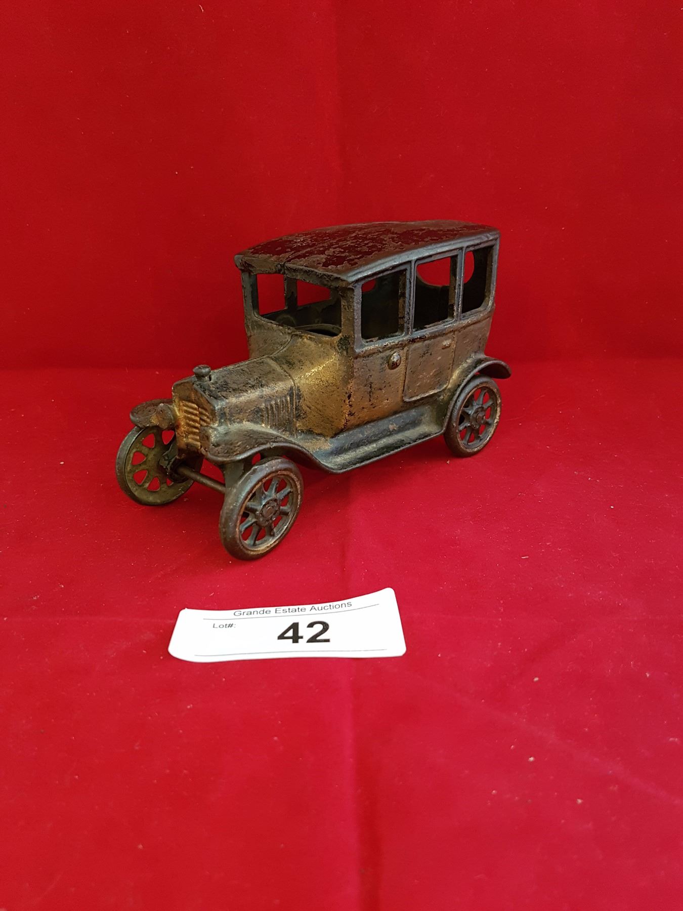 VINTAGE/ANTIQUE CAST IRON CAR