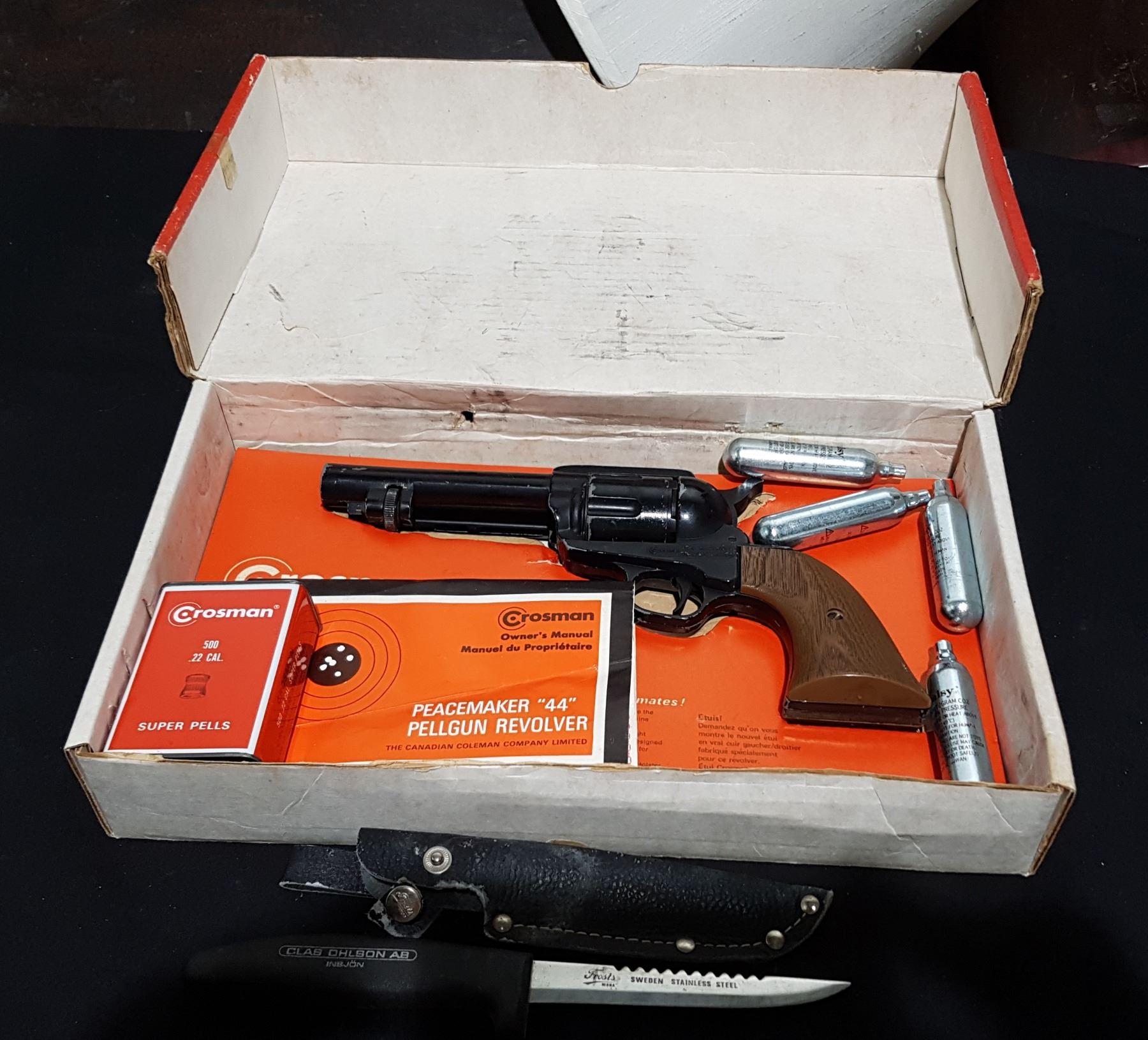 CROSMAN MODEL 44 PEACEMAKER .22 CAL PELLET GUN, FROSTS KNIFE IN SHEATH