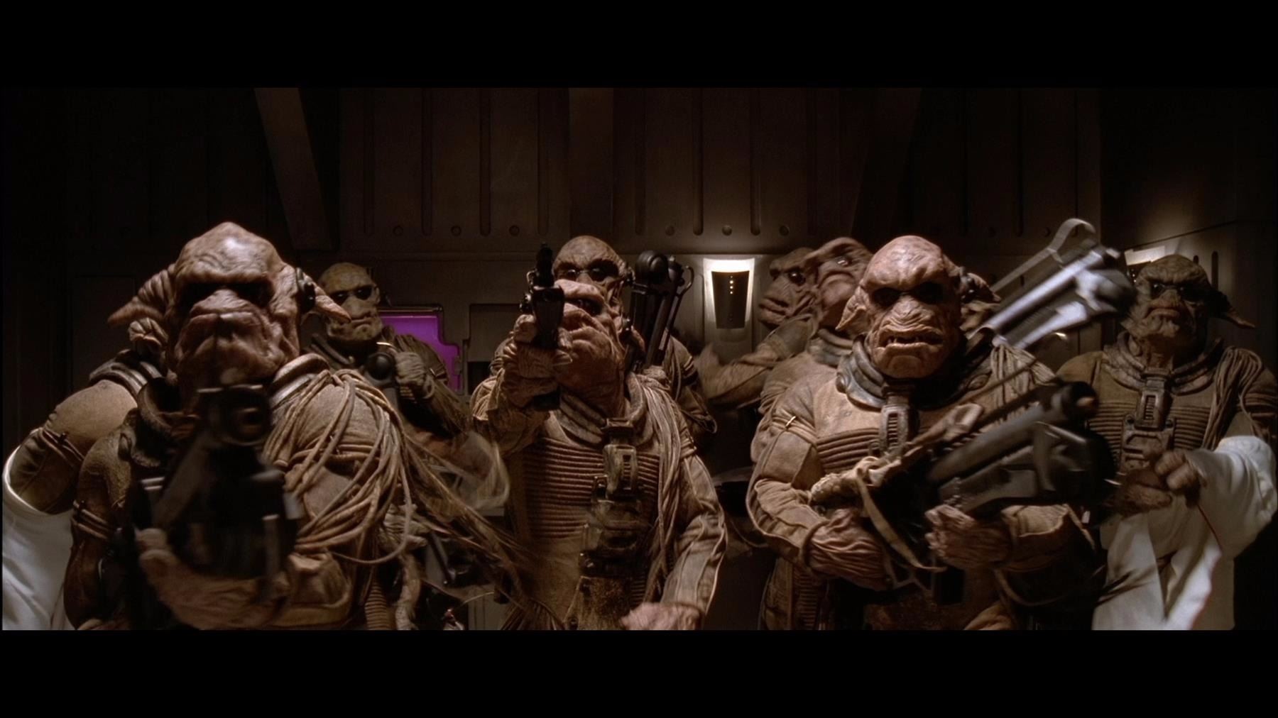 FIFTH ELEMENT, THE (1997) - Stunt Mangalore Rifle