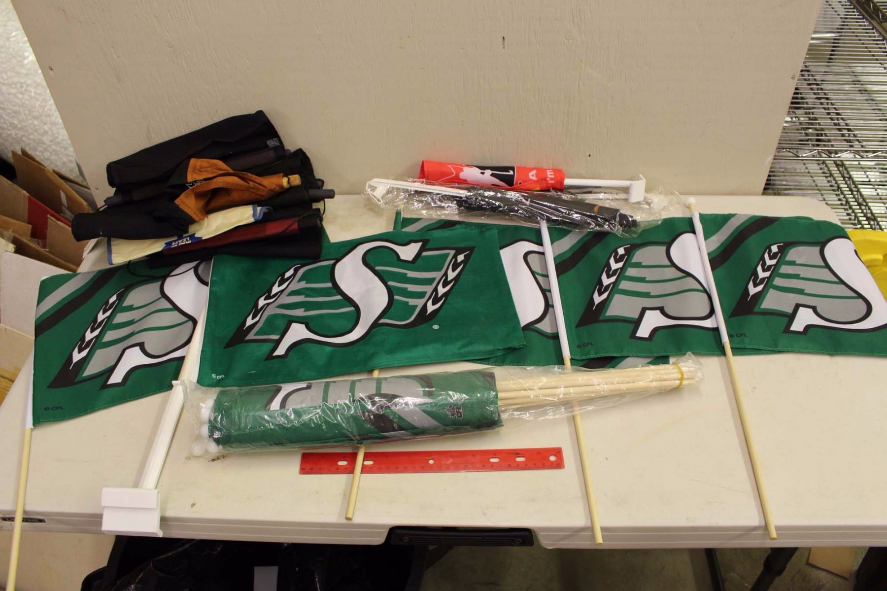 Huge Lot Of Saskatchewan Rough Rider Mini Flags (17) W/ Lots Of Extra ...