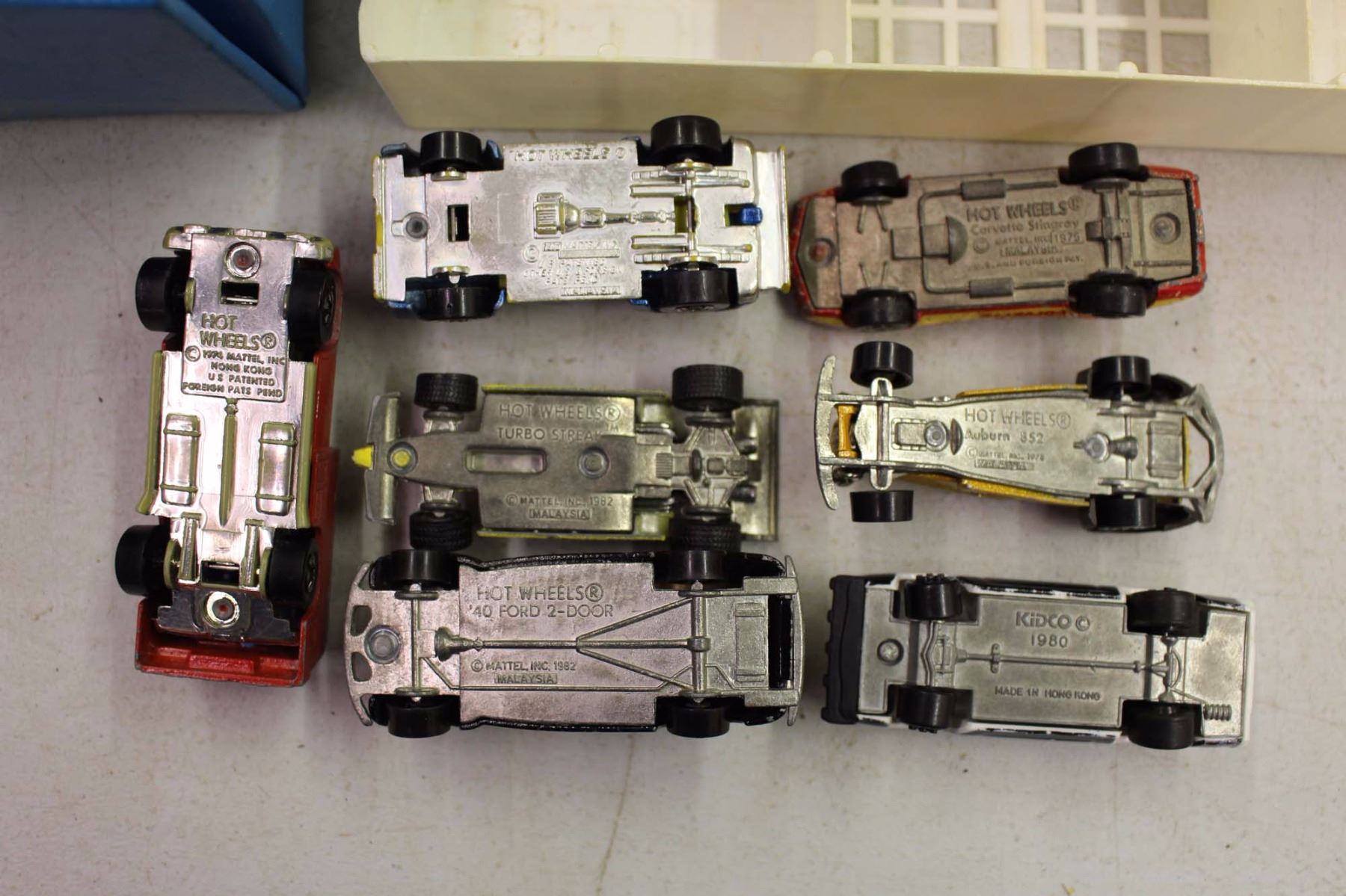 Hot Wheels Collection Case w/1970s-80s Hot Wheels