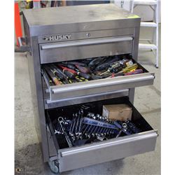 ESTATE LARGE HUSKY ROLLING TOOL BOX FULL WITH KEY.