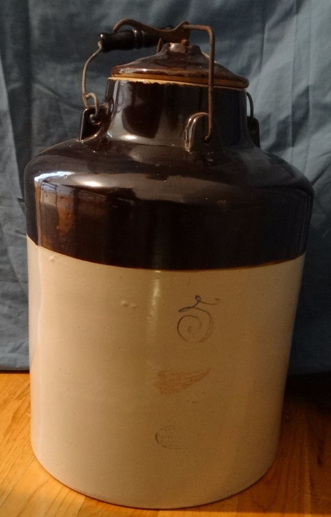 Red Wing 5 gal jar w/bail handle and ball lid, brown