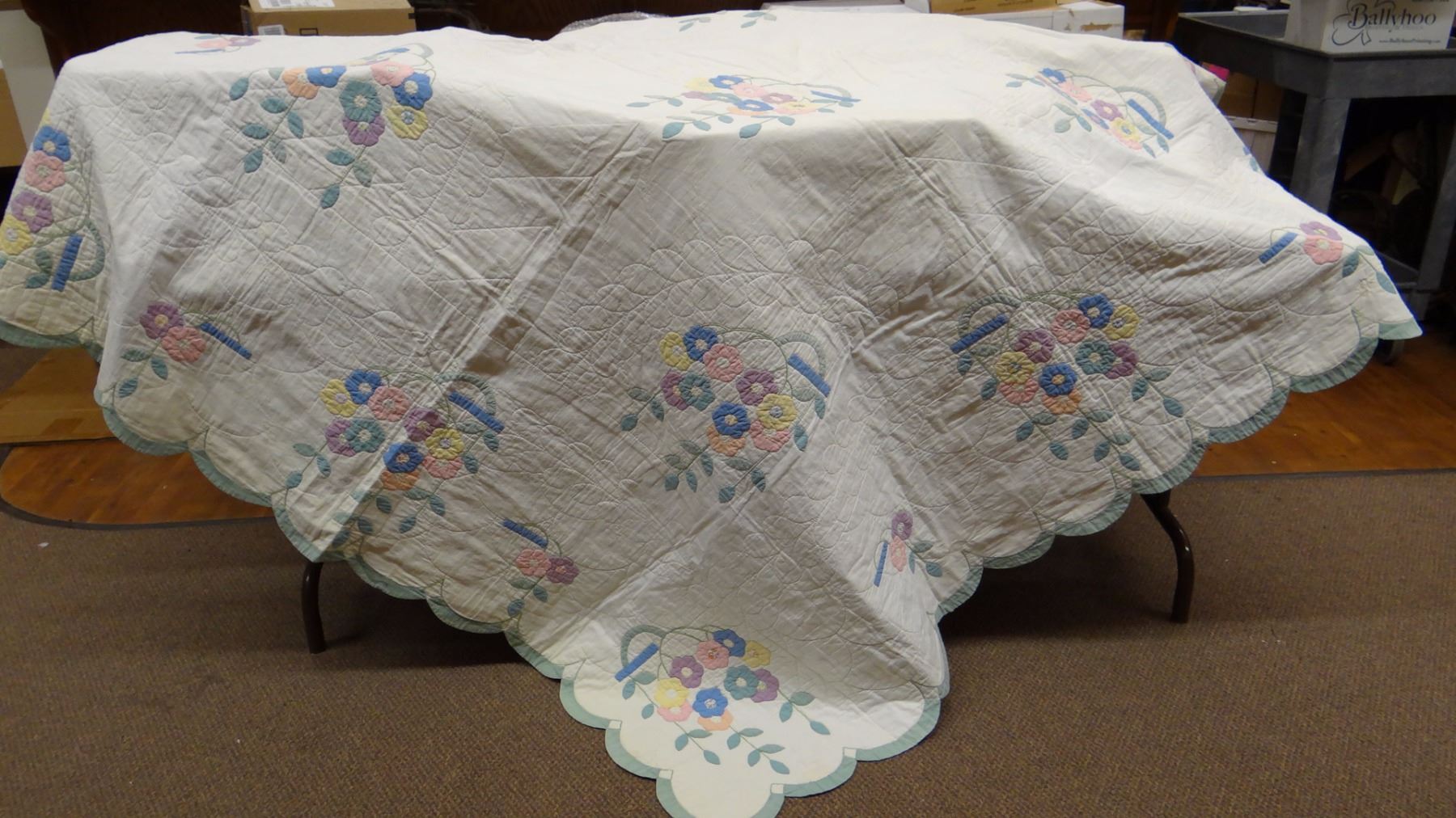 Fancy quilt, hand quilted & hand applique, scalloped border, 86" x 72"