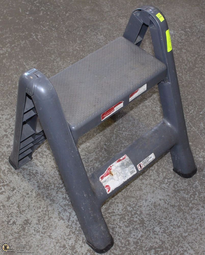 RUBBERMAID FOLDING PLASTIC STEP STOOL