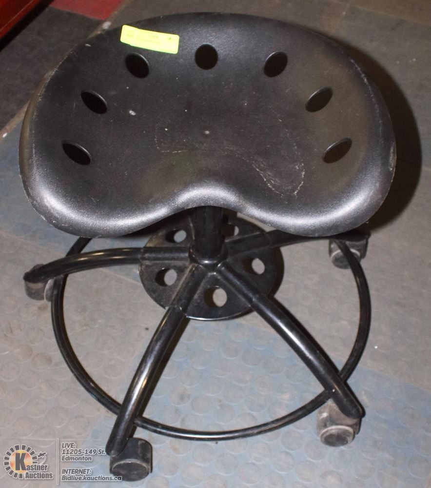 METAL ROLLING STOOL.