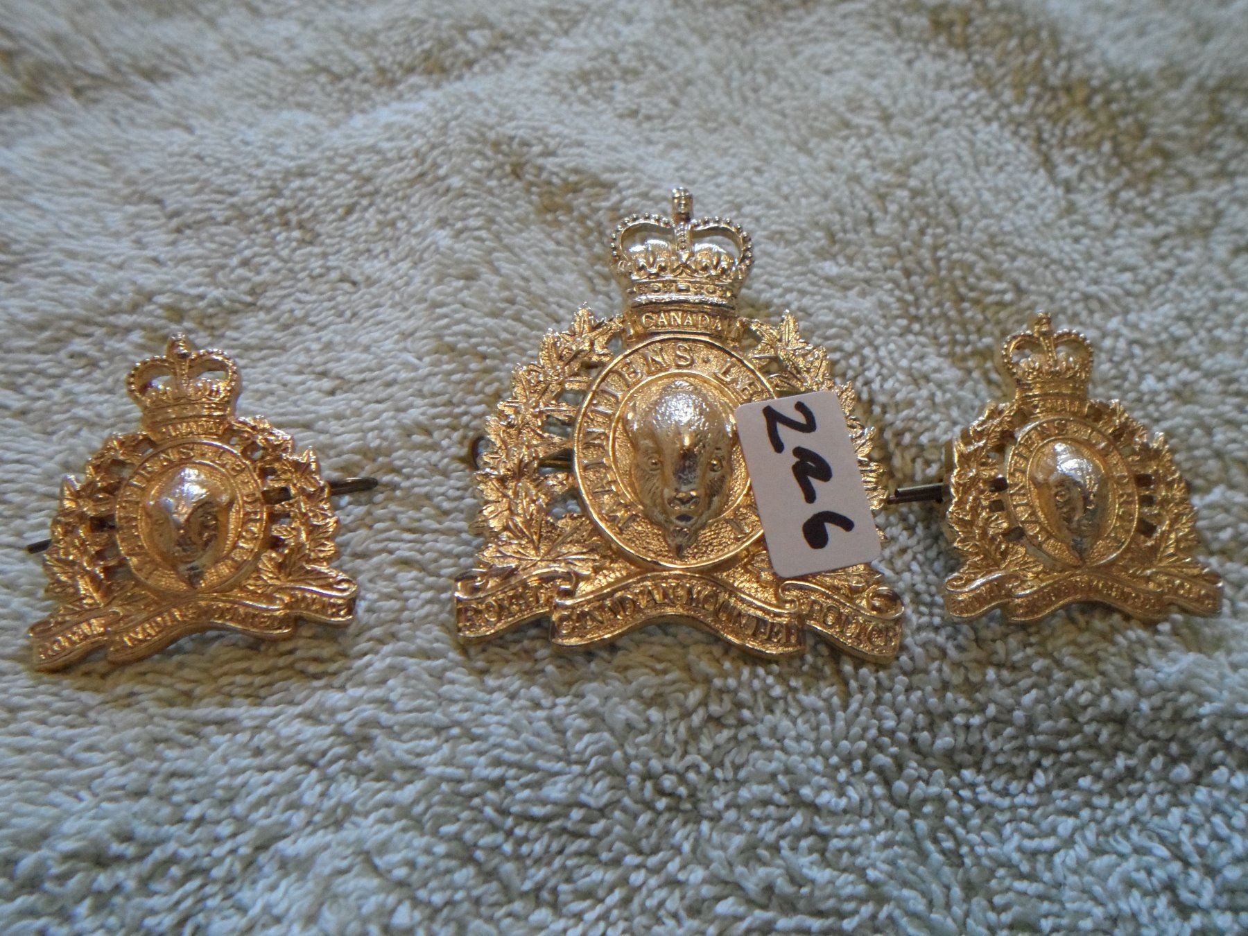 RCMP hat shoulder badge set