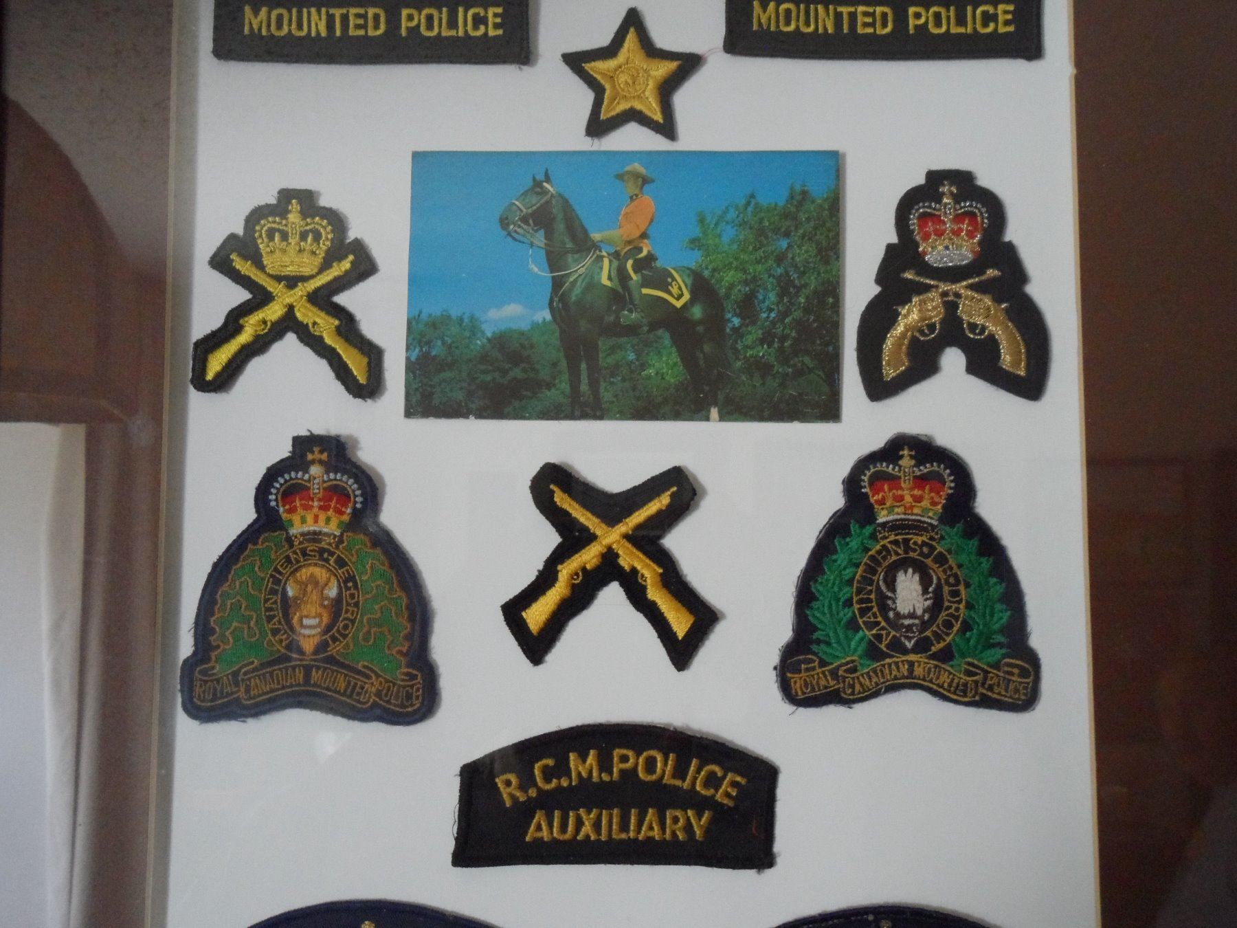 lot of RCMP patches framed - Schmalz Auctions