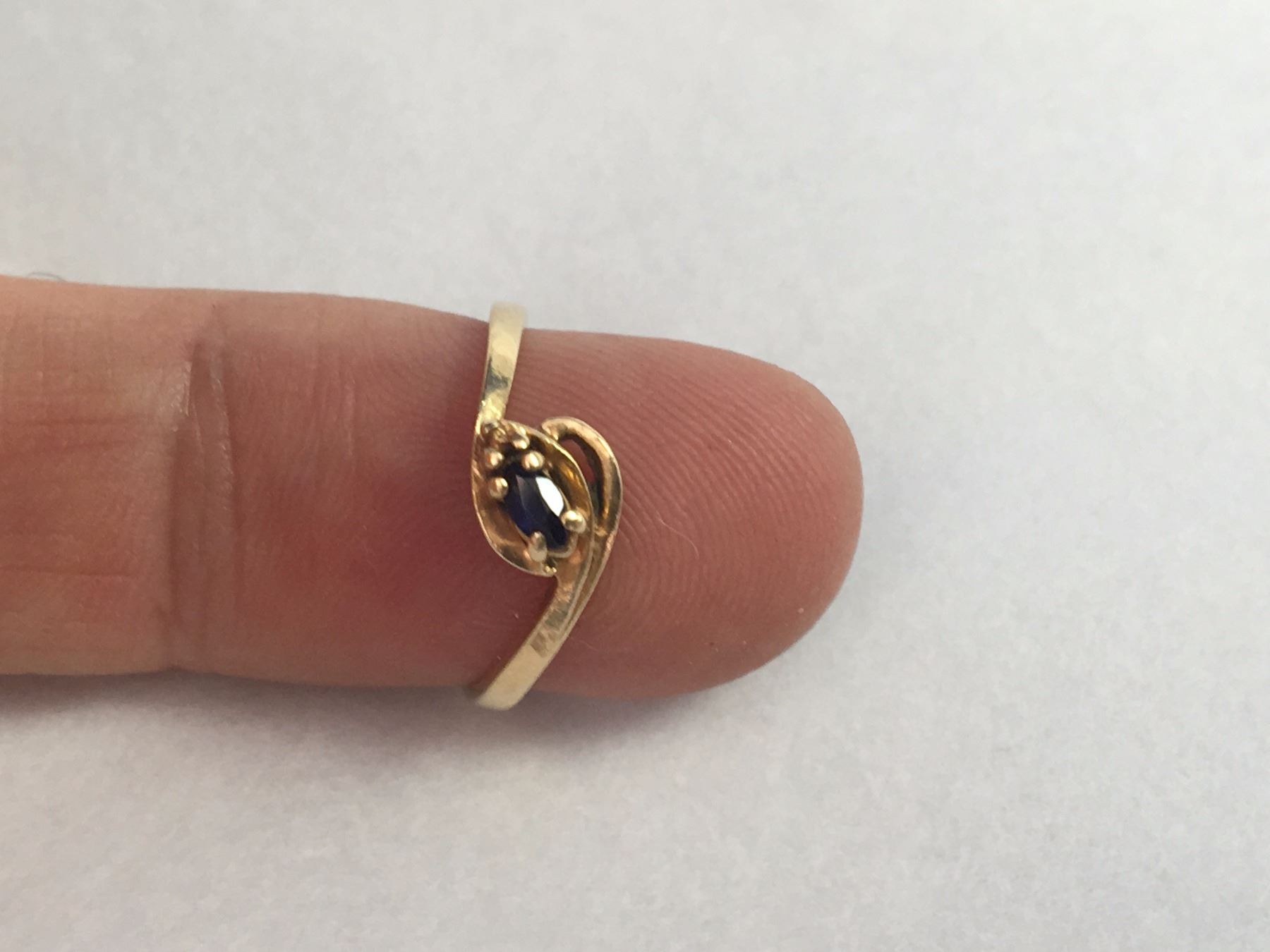 10ct Gold Ring With Centre Sapphire Gem Stone - Inside Diameter 15.50 ...