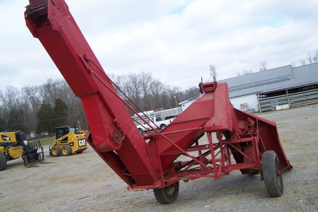 INTERNATIONAL 1 ROW CORN PICKER