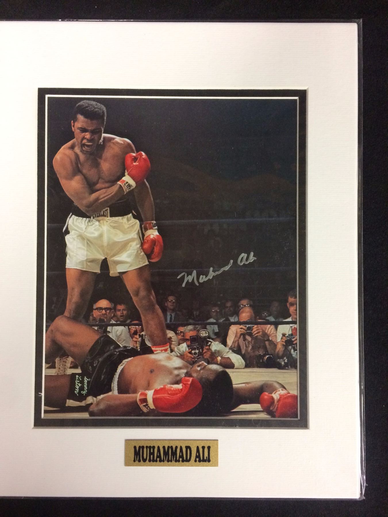 MUHAMMAD ALI AUTOGRAPHED 8" X 10" PHOTO W/ COA