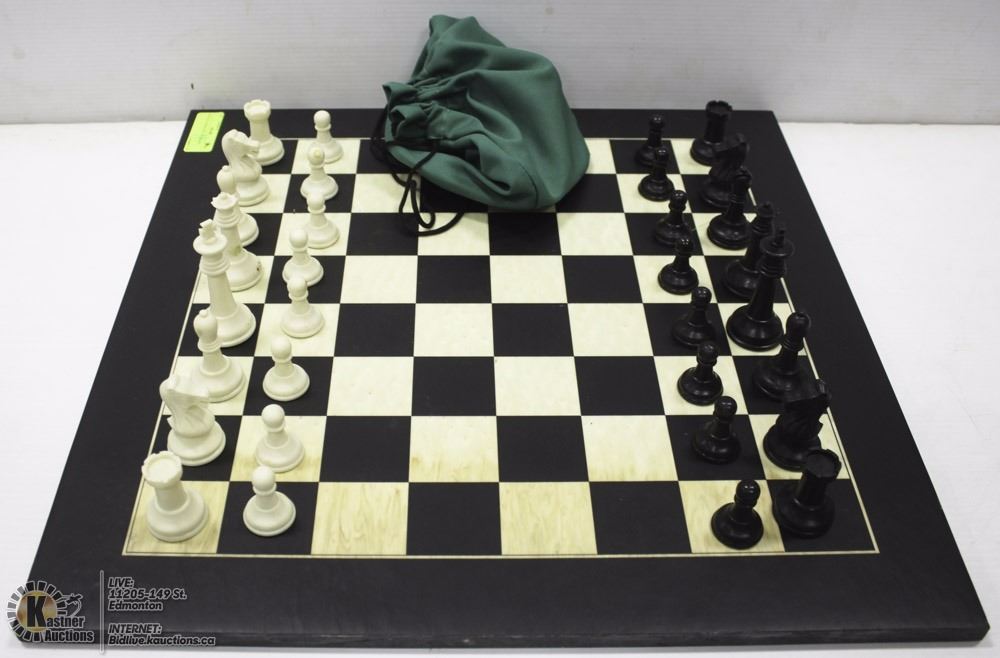 DELUXE CHESS SET 24" BOARD