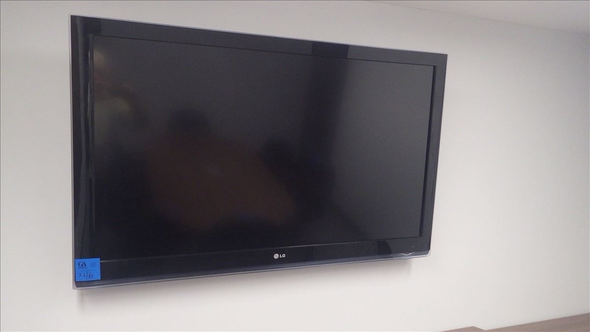LG 55" FLAT SCREEN TV W/WALL MOUNT AND REMOTE