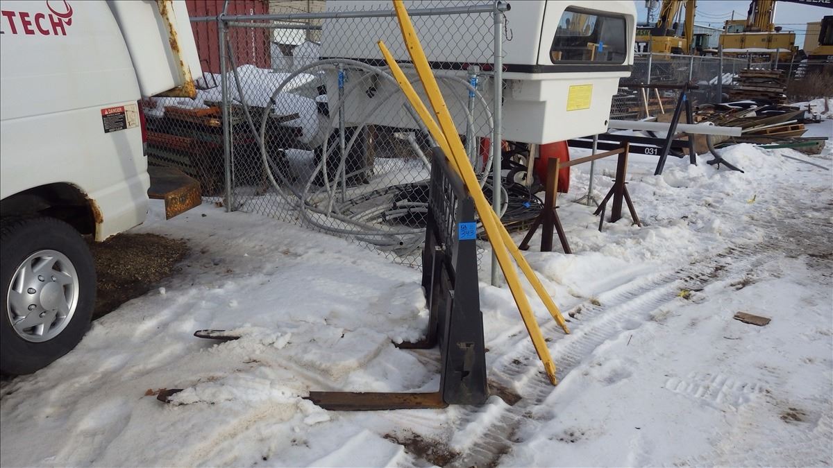 BOBCAT FORKLIFT ATTACHMENT WITH FORK EXTENSIONS