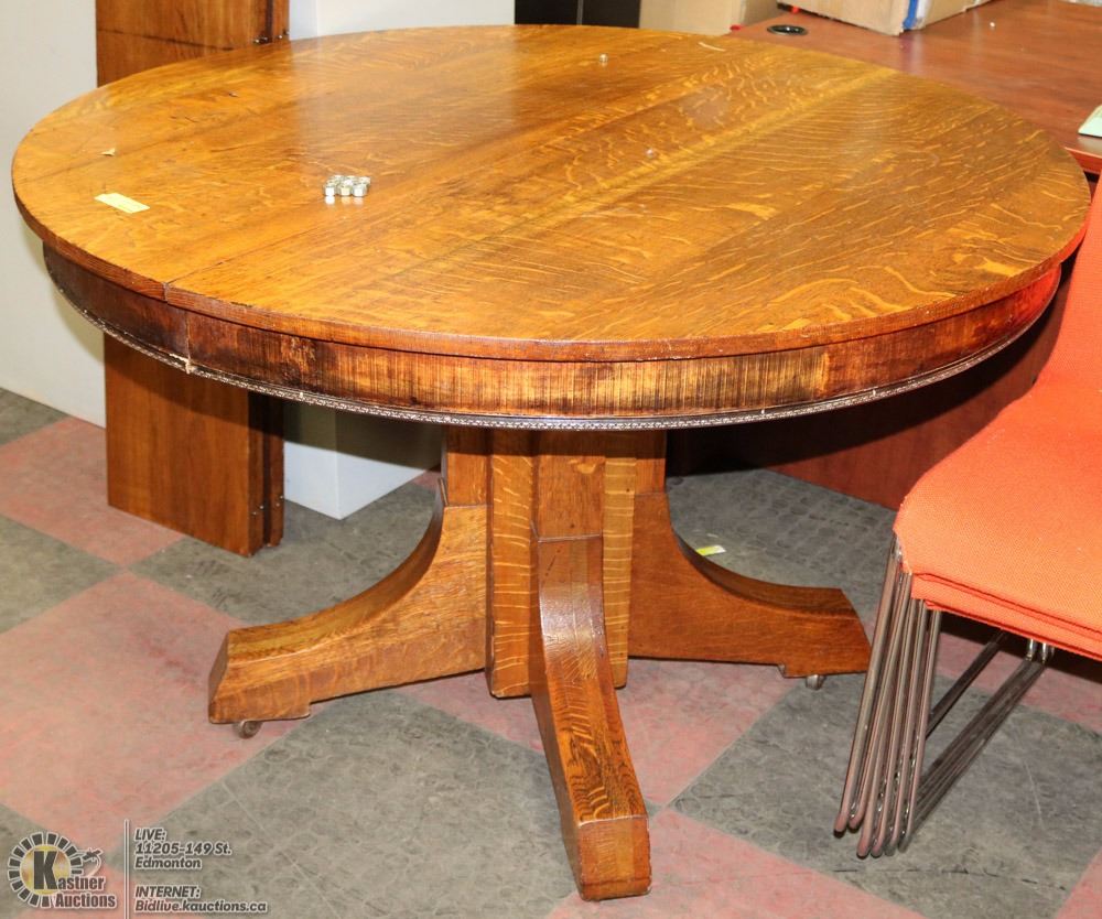ANTIQUE TIGER OAK ROUND PEDESTAL TABLE ANTIQUE TIGER OAK ROUND PEDESTAL TABLE