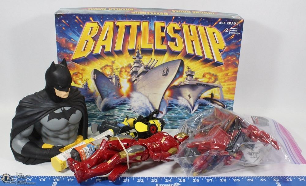 2 RANGER FIGURES & 1 BATMAN MONEY BOX & 2 NOVELTY