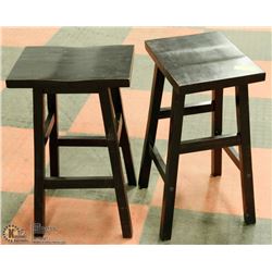PAIR OF MAHOGANY WOOD COLOR BAR STOOLS