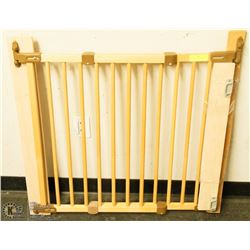 CHILDRENS WOODEN SAFETY GATE