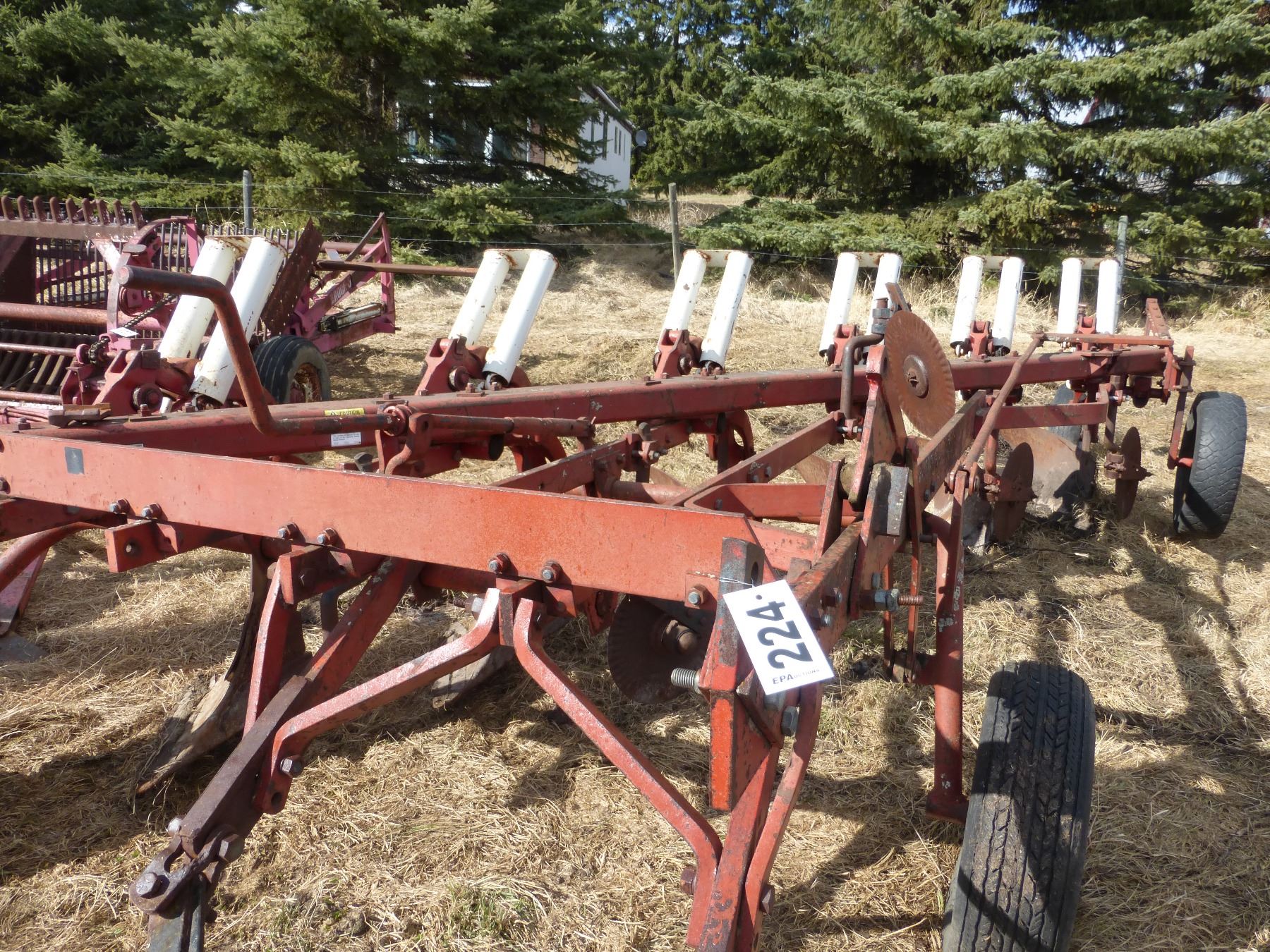 IH 770 - 6 BOTTOM PLOW