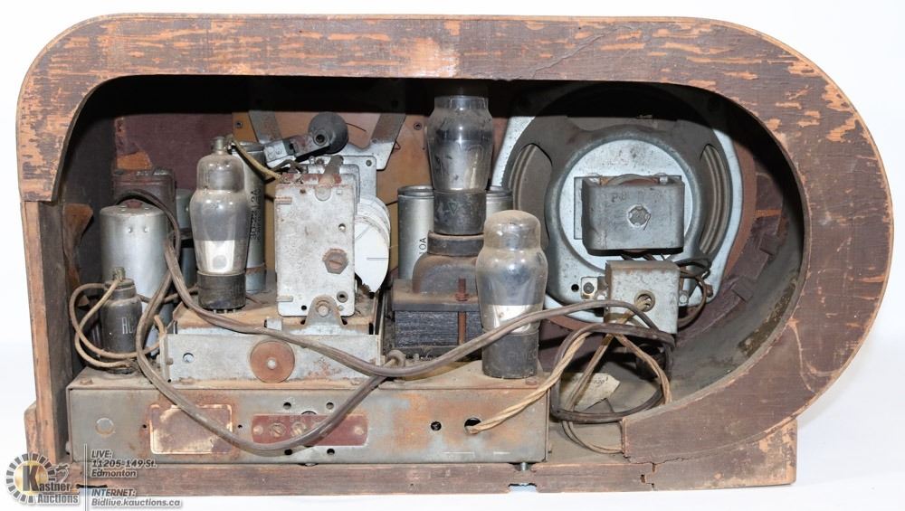 1937 PHILCO TABLE RADIO MODEL 37-630.