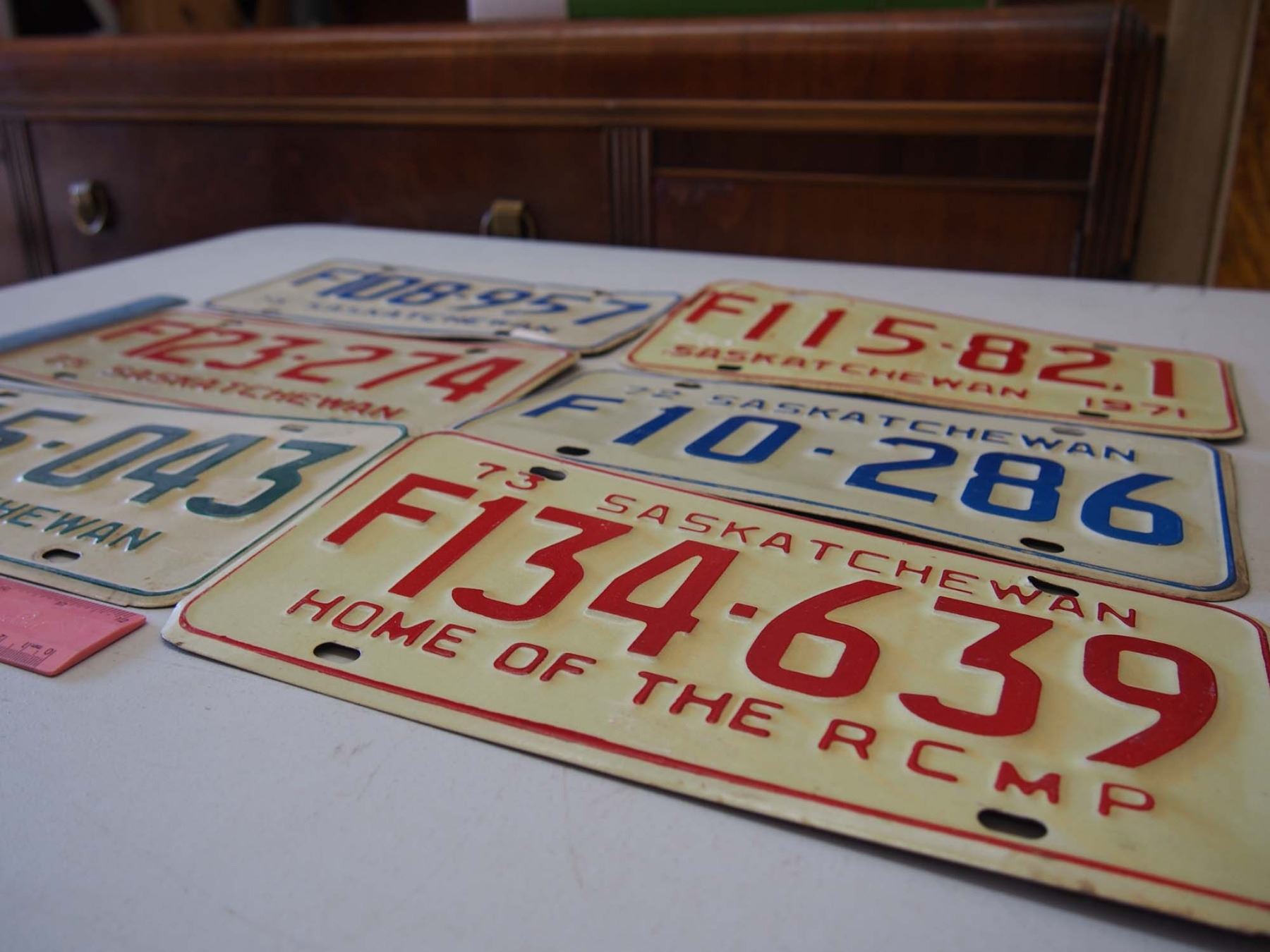 Lot of 6 1971-76 Sequential Year Saskatchewan License Plates