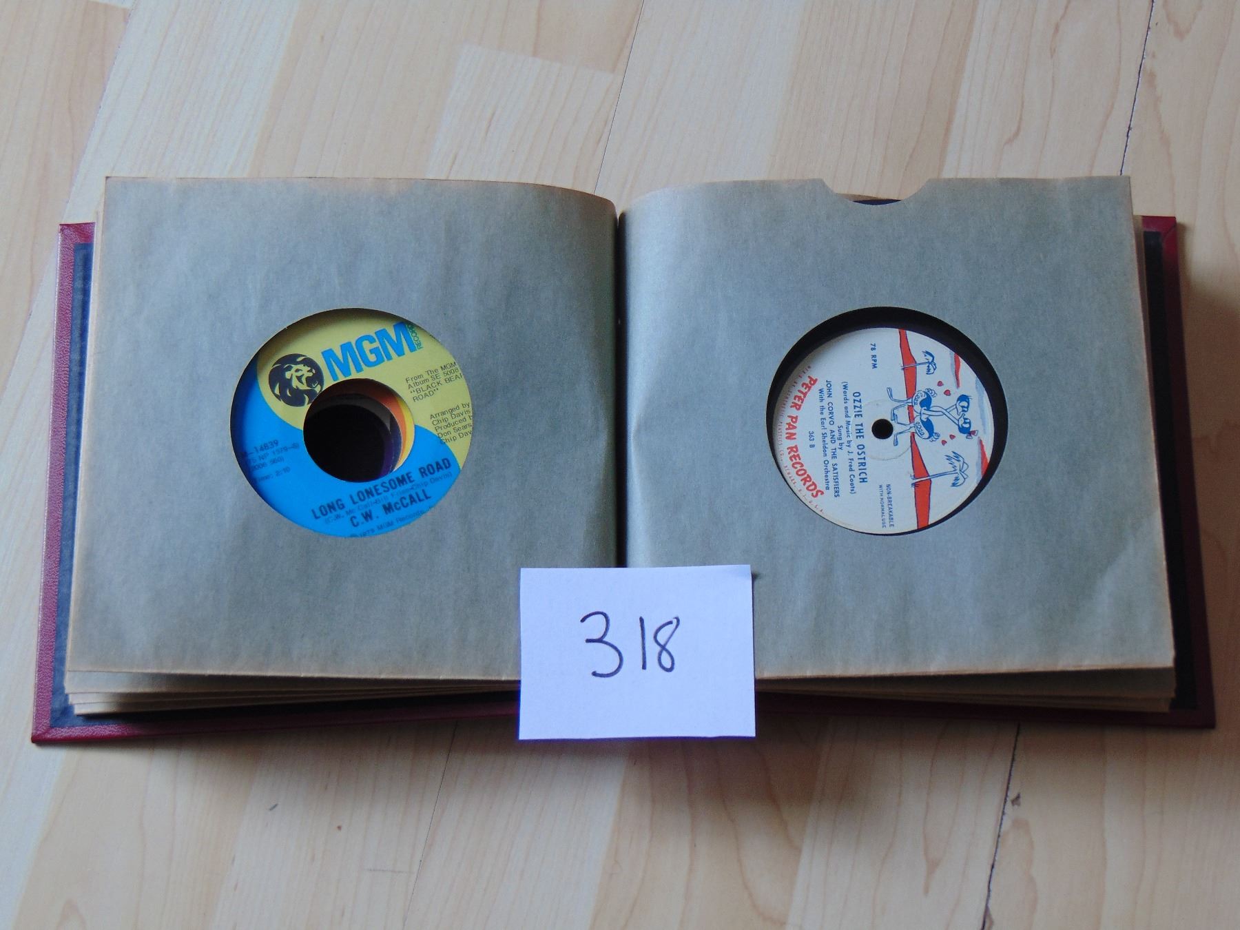 Vintage 45 RPM Record Holder With 8 45 Rpm Records - Schmalz Auctions