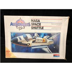 MONOGRAM YOUNG ASTRONAUTS NASA SPACE SHUTTLE 1/72 SCALE UNASSEMBLED ...
