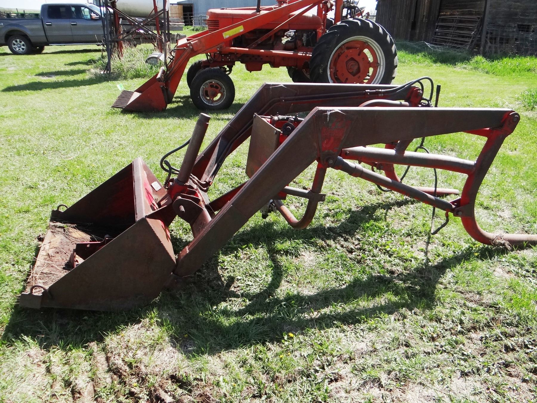 Superior K150 loader, 40” bucket, fits Ferguson TO-30 tractor