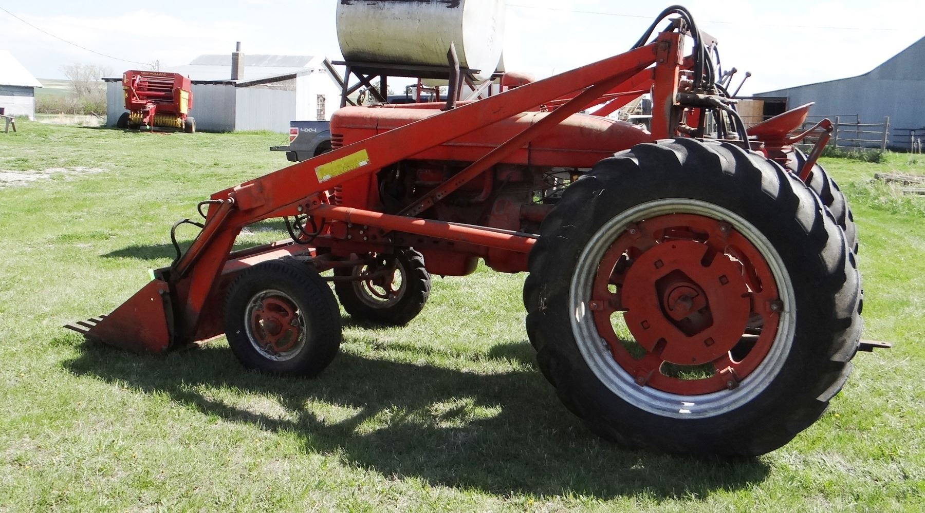 Farmall M w/Farmhand F11 loader, power steering, 5’ bucket, 540 pto ...