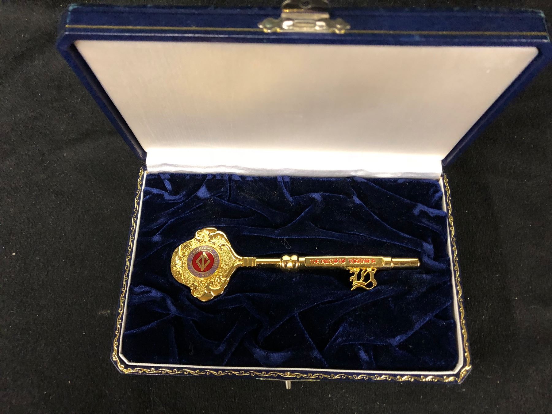 COLLECTIBLE 24 KARAT GOLD PLATED KEY TO THE CITY OF YOKOHAMA (JAPAN)