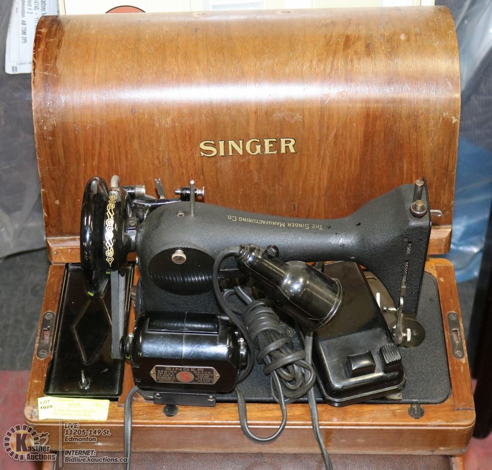 FLAT BLACK VINTAGE SINGER ELECTRIC SEWING MACHINE