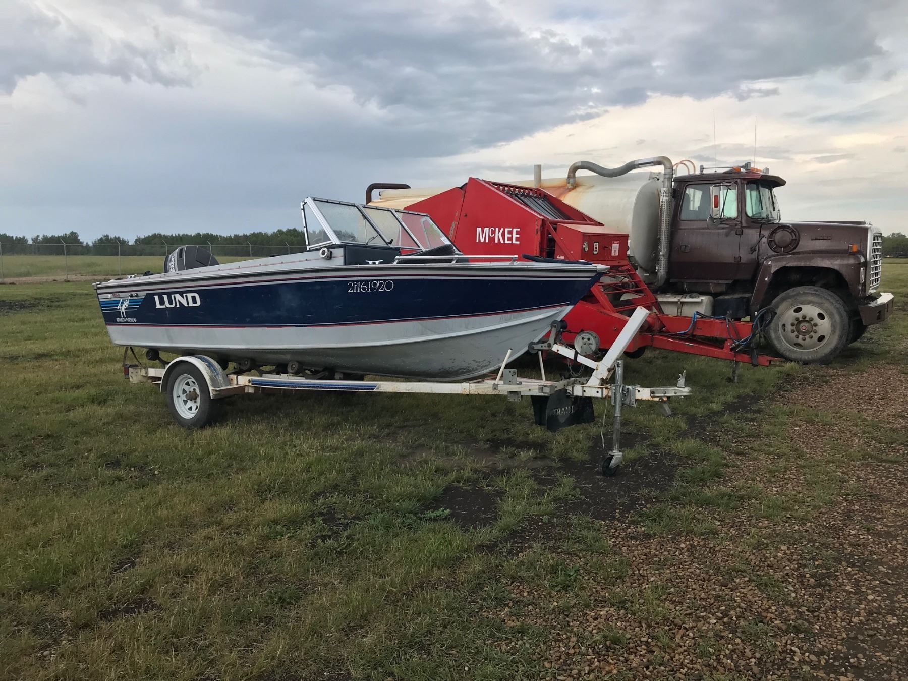 1991 LUND 1650 TYEE C/W JOHNSON GT 100 MOTOR & EZ LOADER TRAILER,