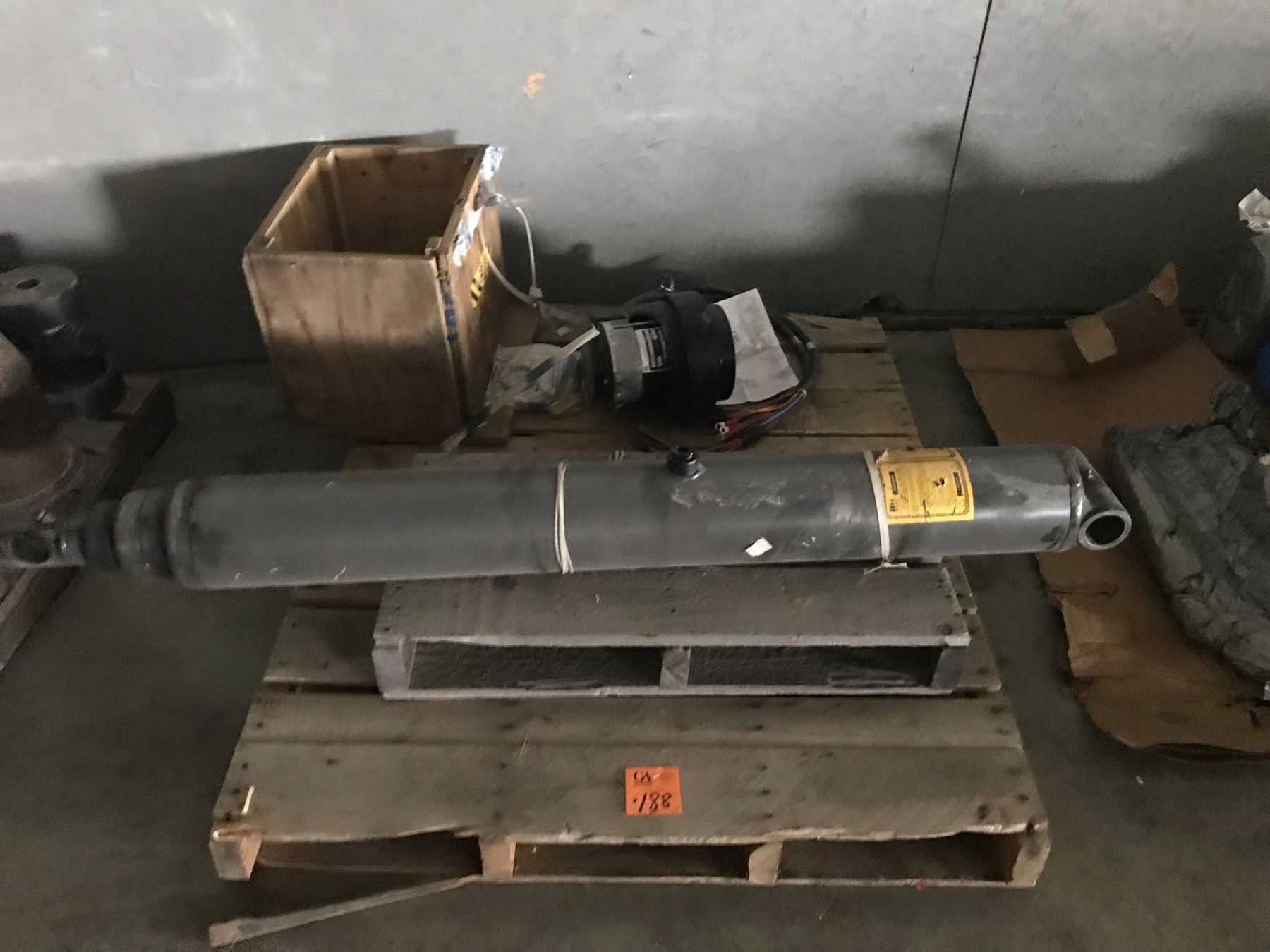 PALLET WITH TELESCOPING HYDRAULIC CYLINDER, JLG WHEEL DRIVE MOTOR ...