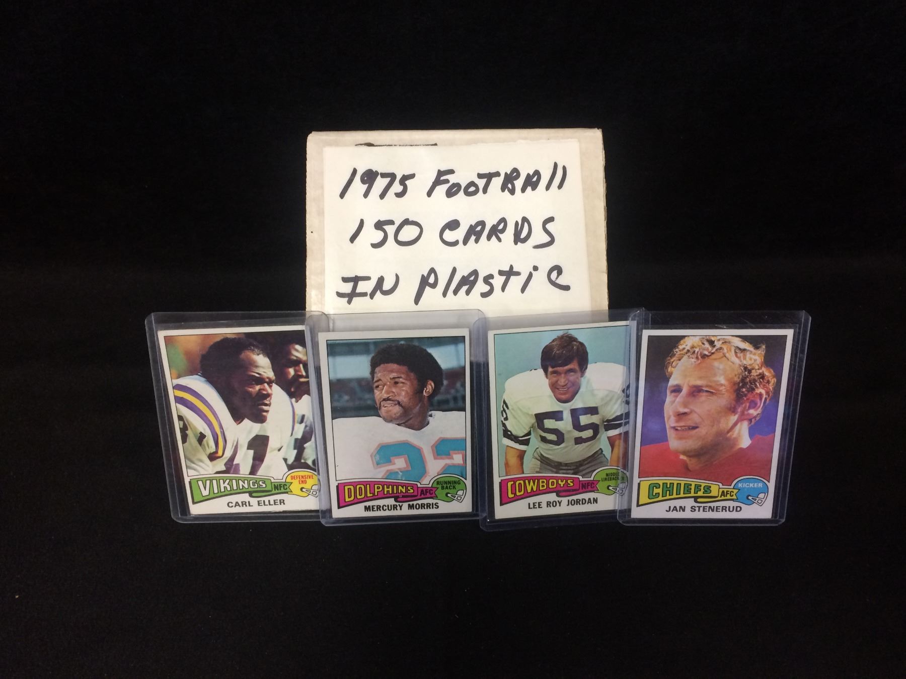 1975 FOOTBALL CARDS IN PLASTIC (150 CARDS)