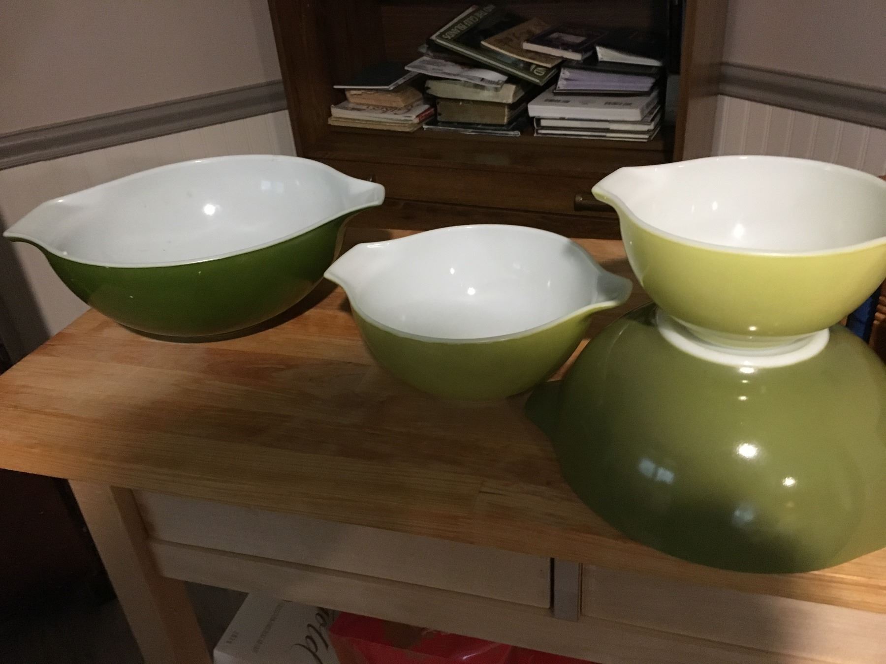 GR OF 4 PYREX STACKING BOWLS