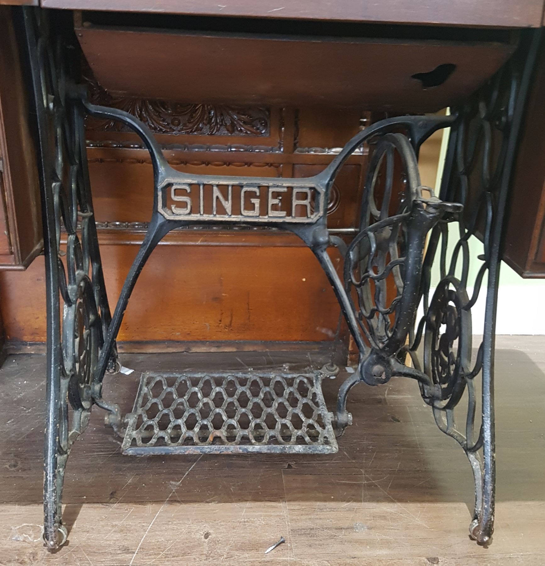 ANTIQUE TREADLE SINGER SEWING MACHINE