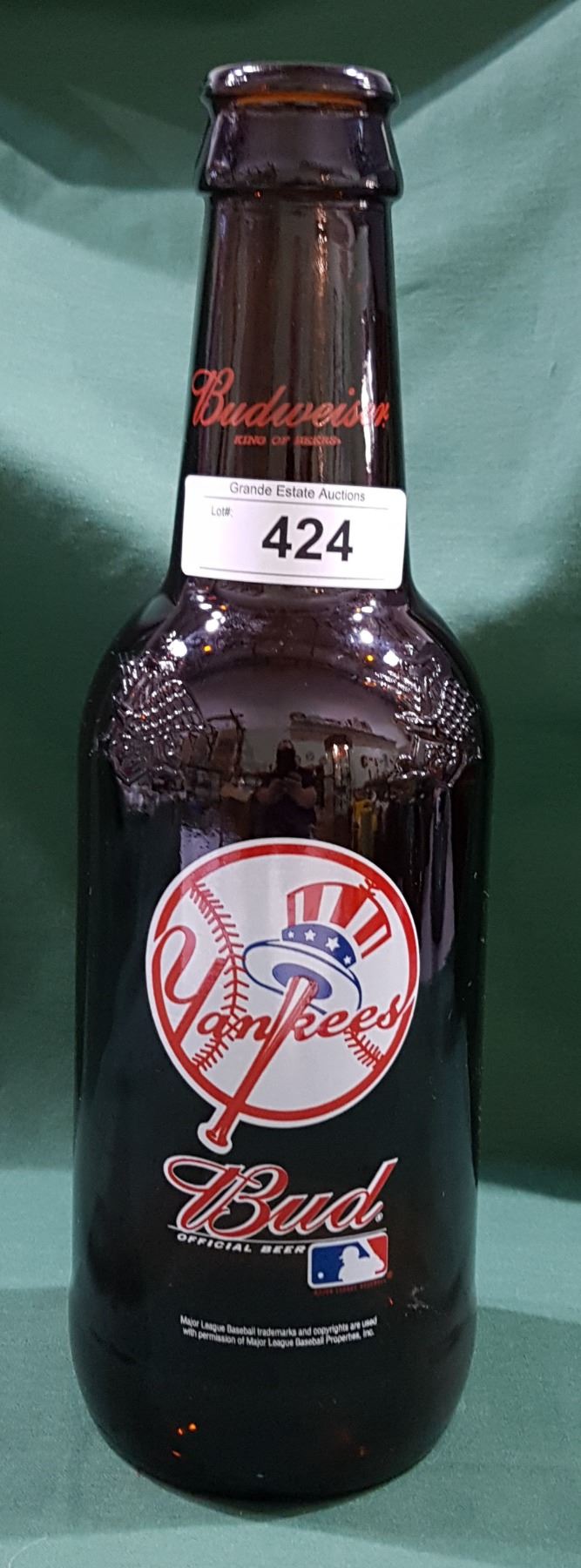 LARGE COLLECTIBLE BUDWEISER YANKEES GLASS BEER BOTTLE