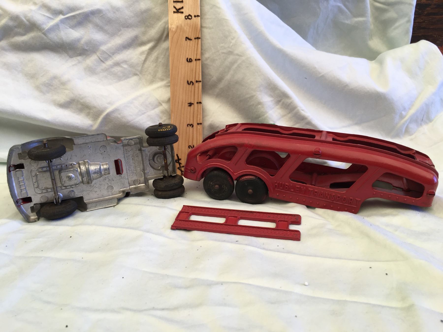 HUBLEY TRANSPORTER TRUCK W / ON RAMP