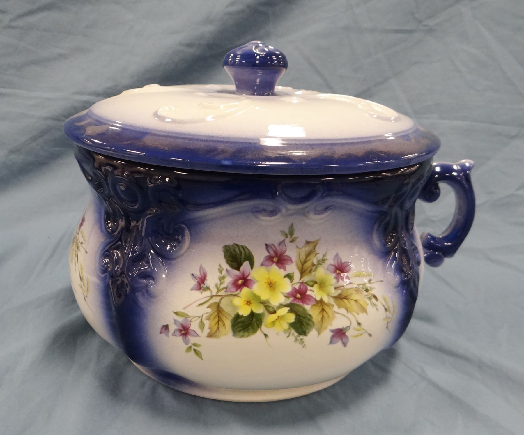 Fancy flow blue chamber pot with lid, excellent