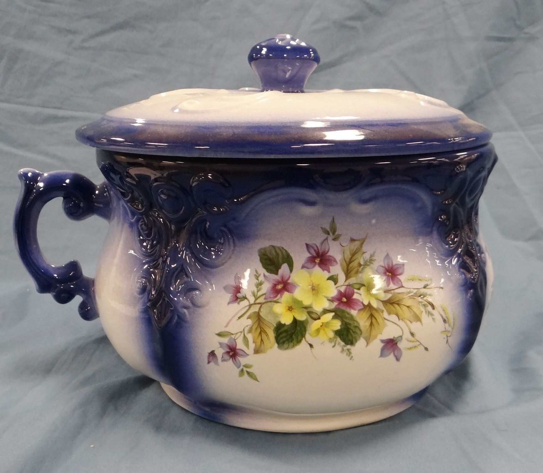 Fancy flow blue chamber pot with lid, excellent