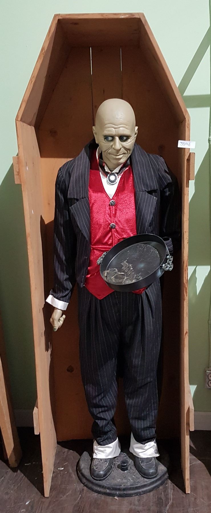 JUST IN TIME FOR HALLOWEEN! LURCH EXPANDING BUTLER STATUE IN COFFIN