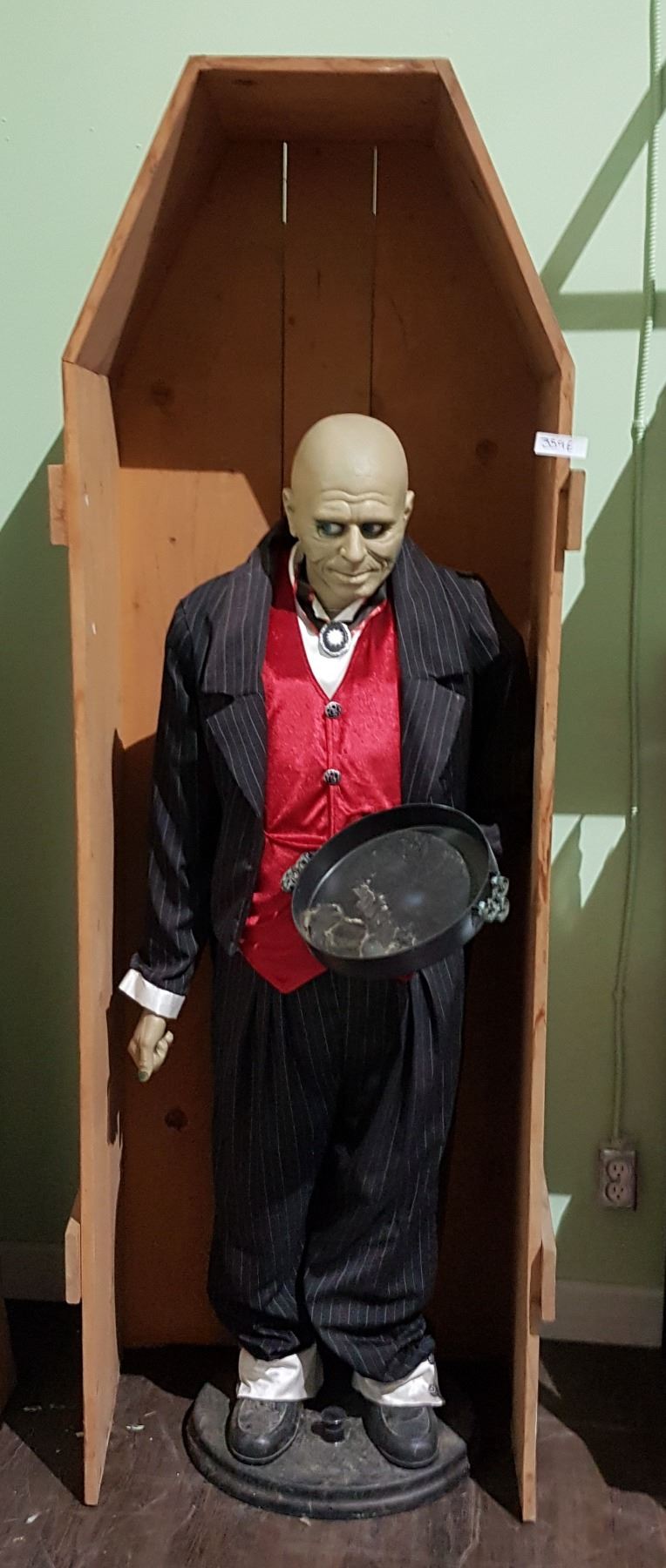 JUST IN TIME FOR HALLOWEEN! LURCH EXPANDING BUTLER STATUE IN COFFIN