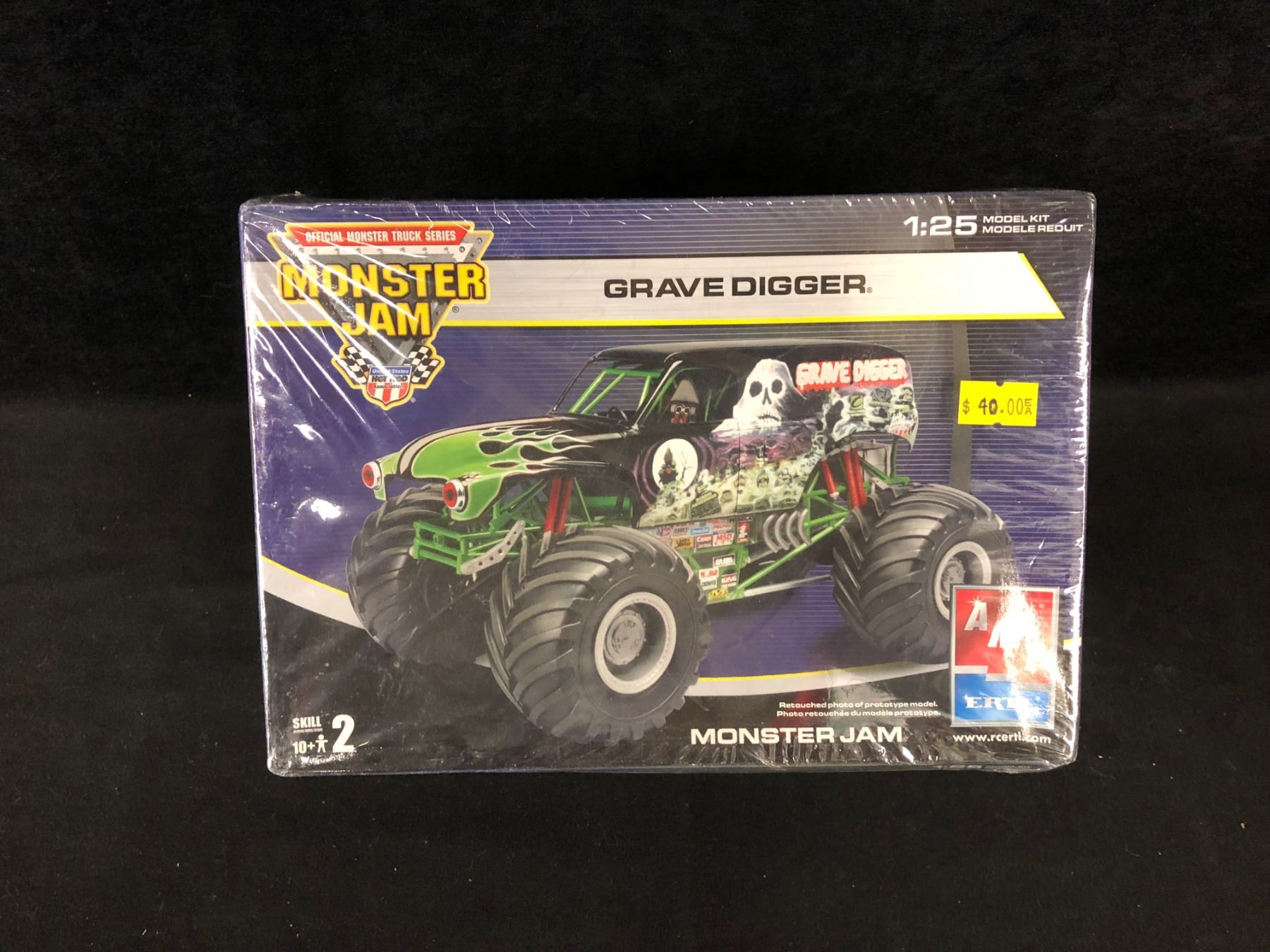 AMT/ERTL 1:25 SCALE MONSTER JAM GRAVE DIGGER UNASSEMBLED MODEL KIT ...