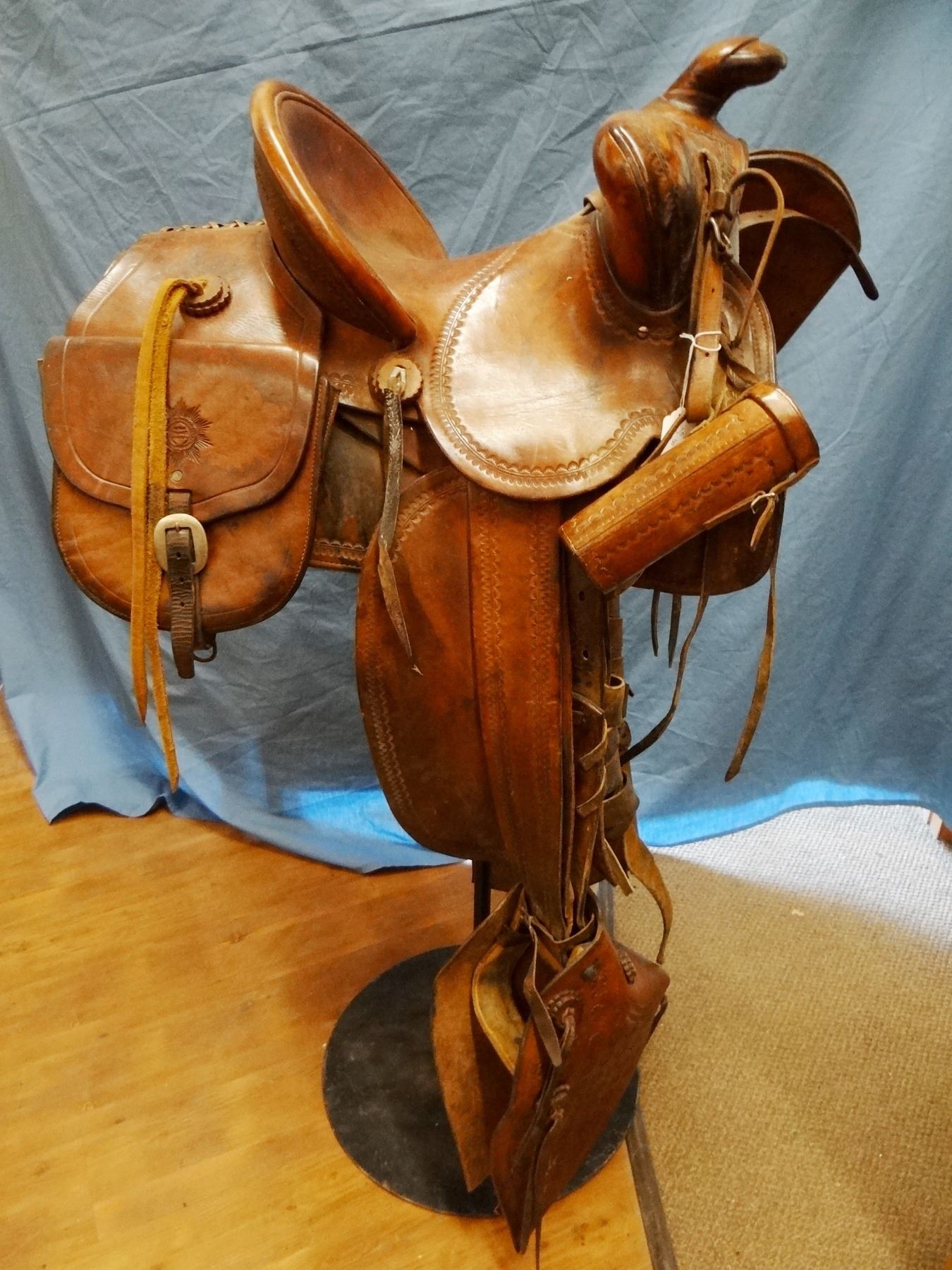 Victor Ario saddle, bear trap style, w/saddle bags, scabbard, taps and ...